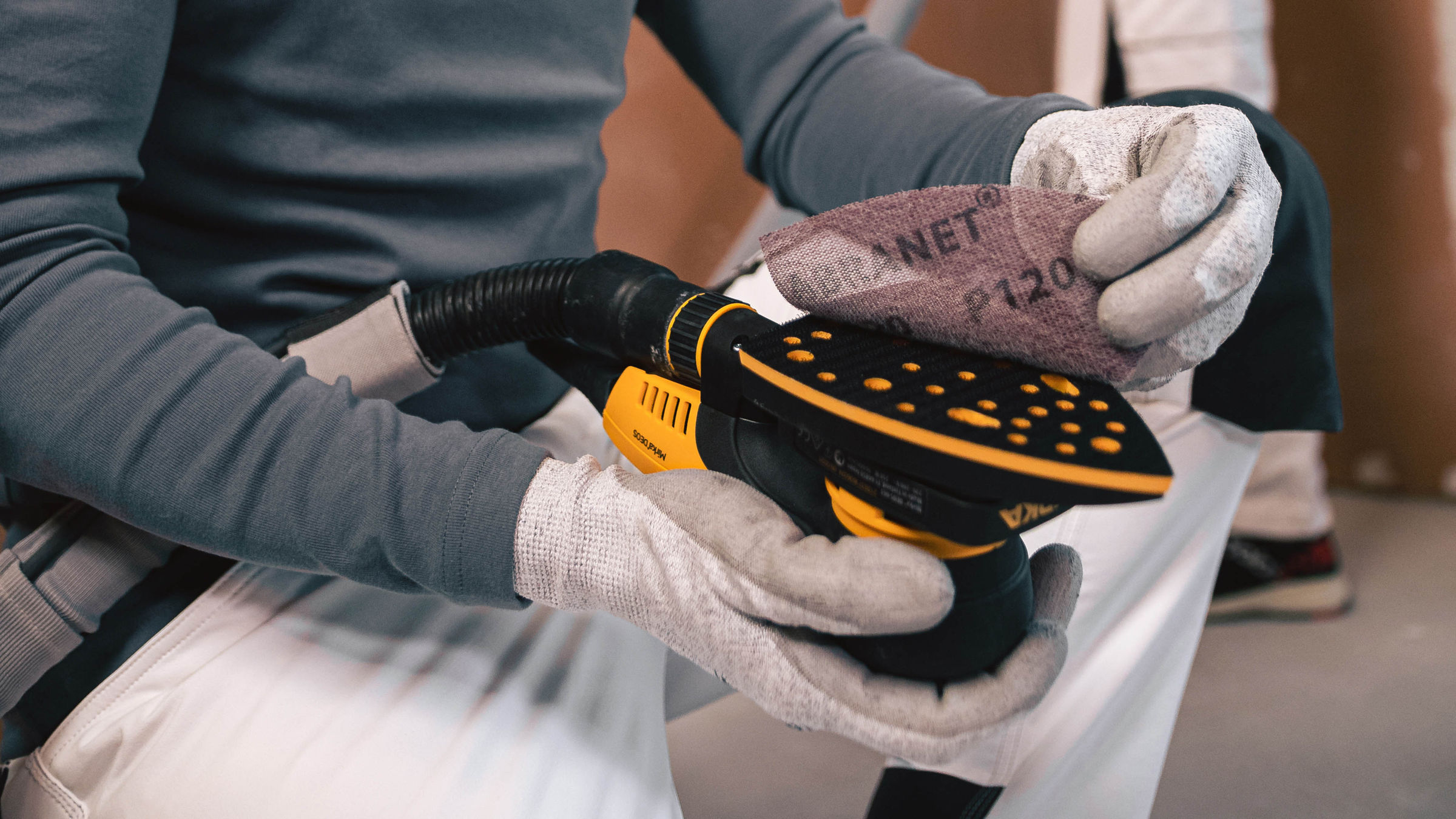 Wall sanding: How to sand a wall or a ceiling - Mirka